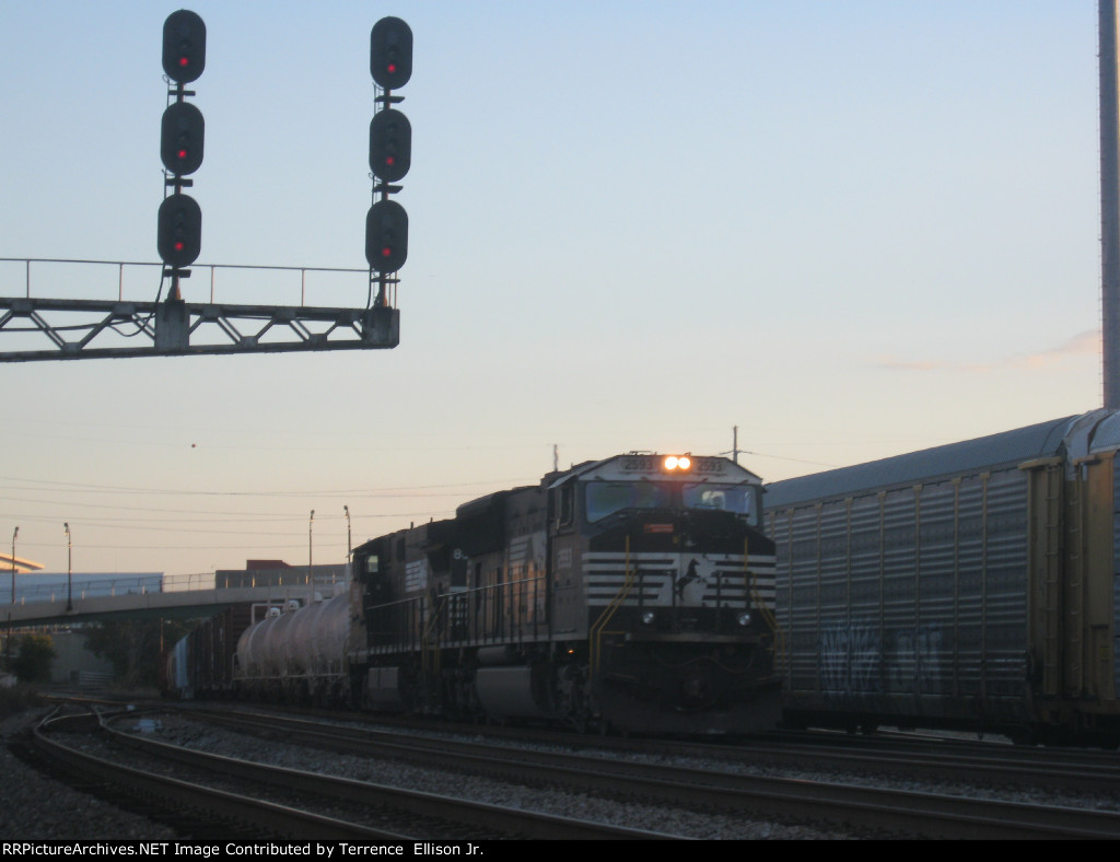 NS SD70M 2593 & NS C40-9W 8895